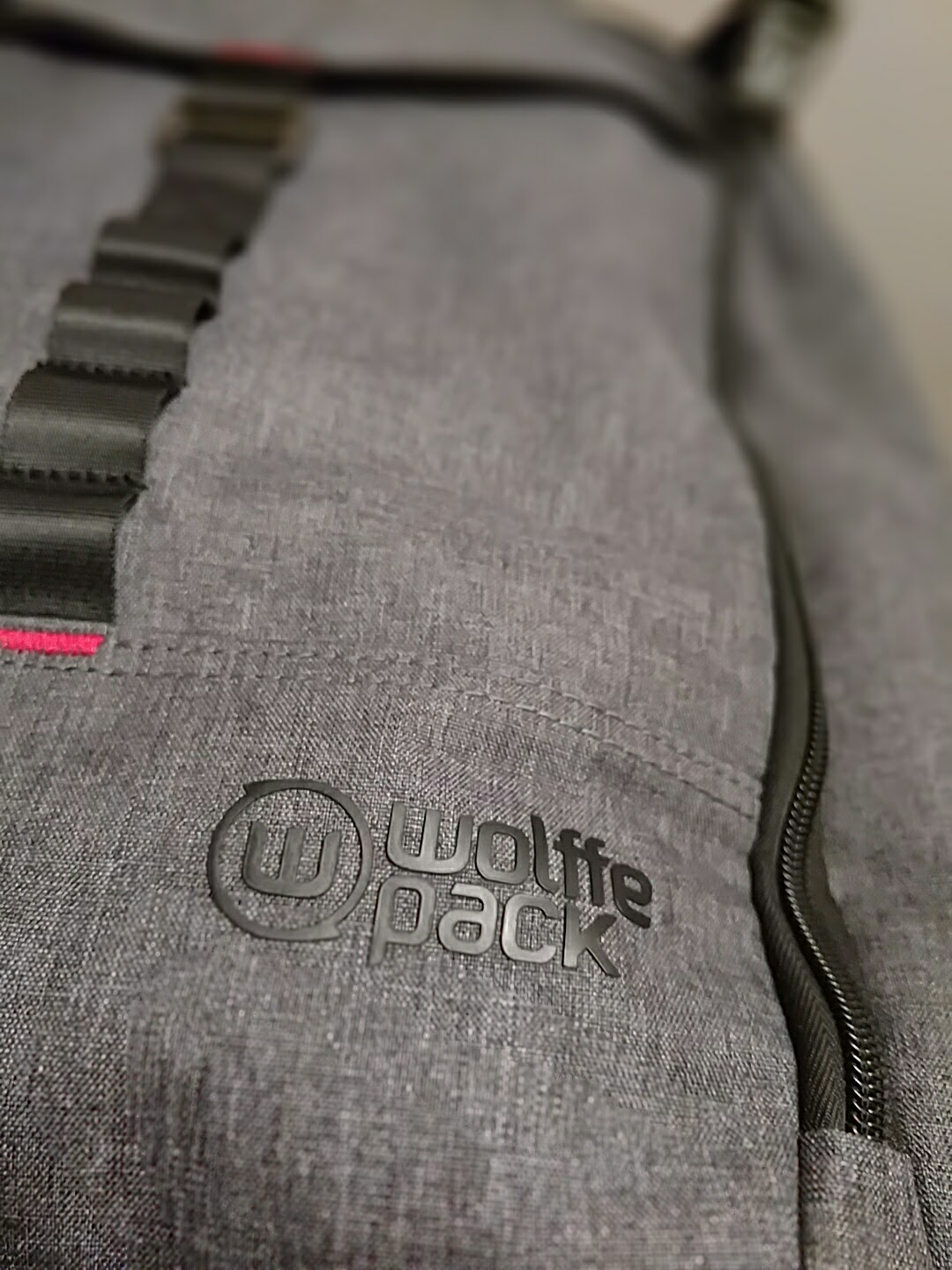 【高品質】カメラとパソコン用の小型バックパックWolffepack/ウルフパックがすごい！機能が面白い！デザインもかっこいい！ | TAKAlog